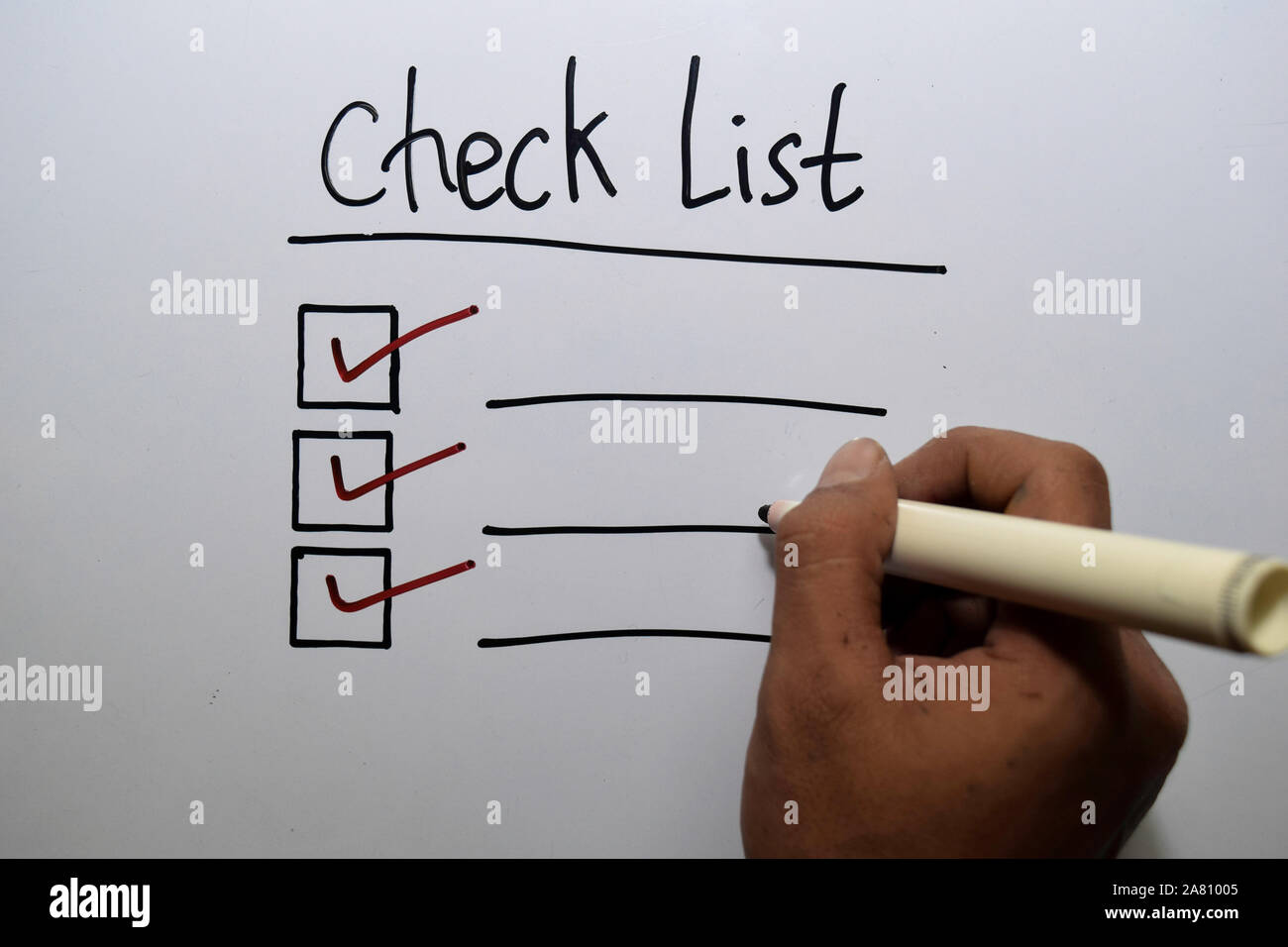 Check List écrire sur fond blanc Photo Stock - Alamy