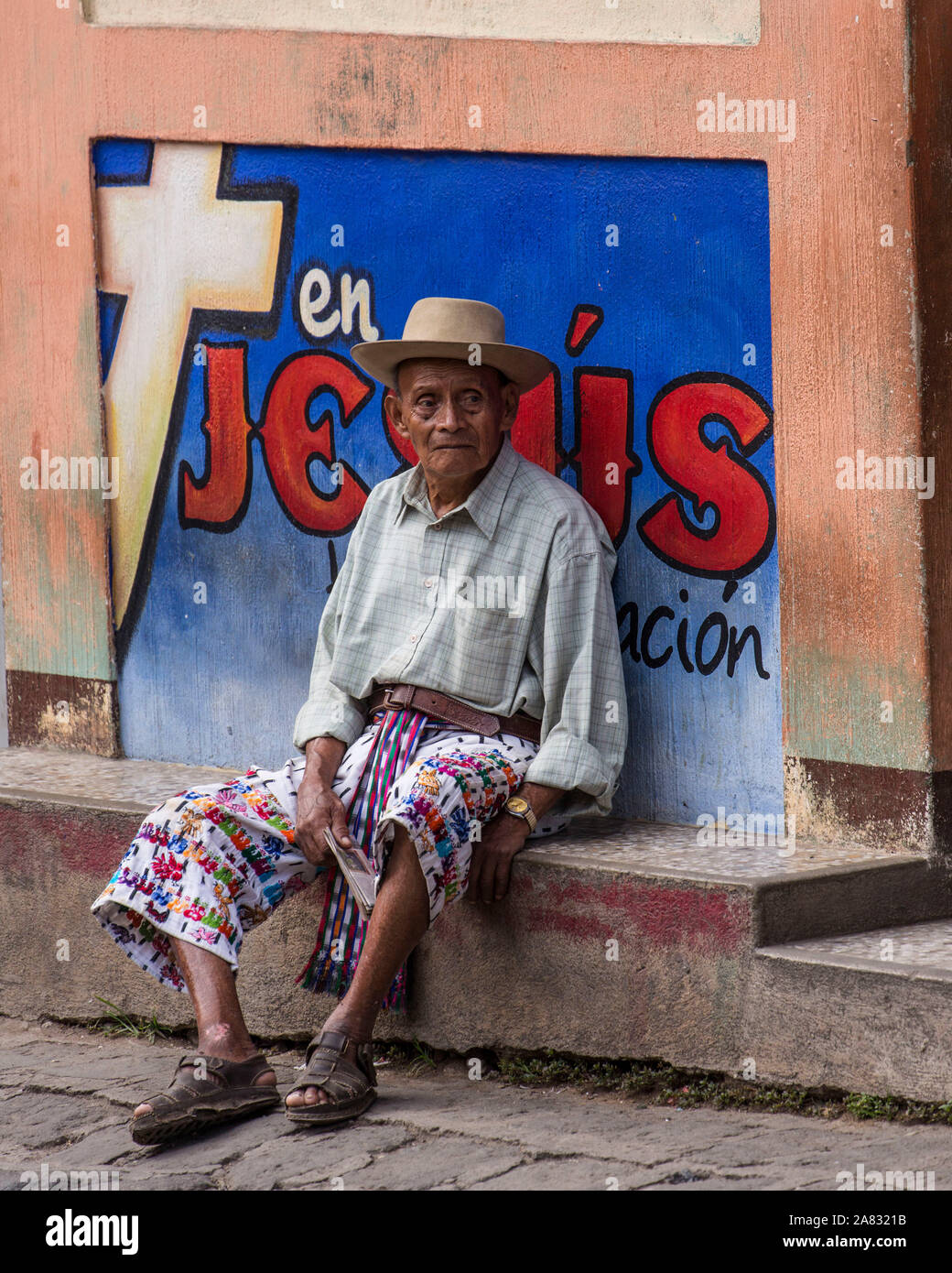 Un vieux homme maya en costume traditionnel de San Pedro la Laguna ...