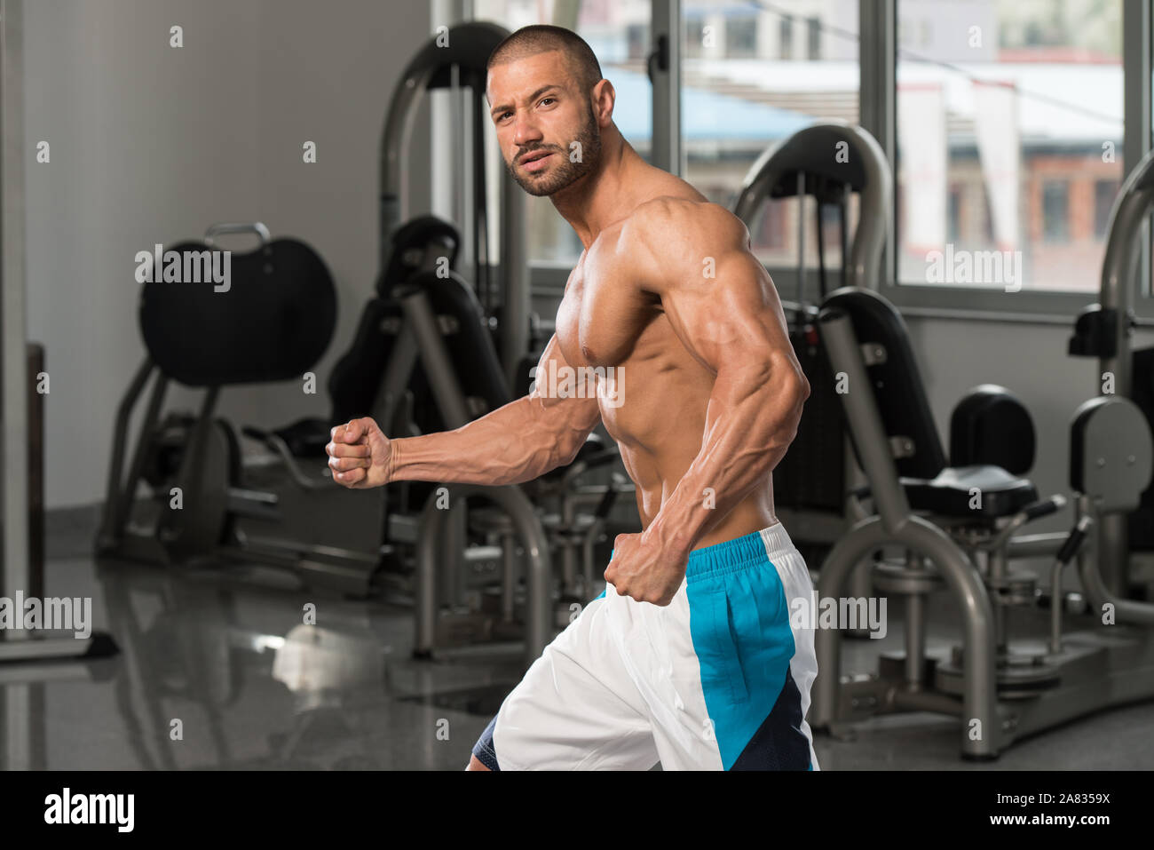Portrait d'un jeune homme en bonne forme physique montrant son corps ...