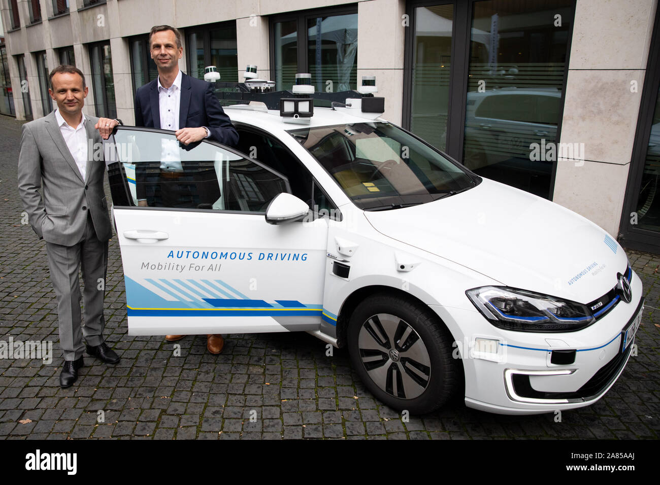 06 novembre 2019, Hambourg : Alexander Hitzinger (l), responsable de la ...