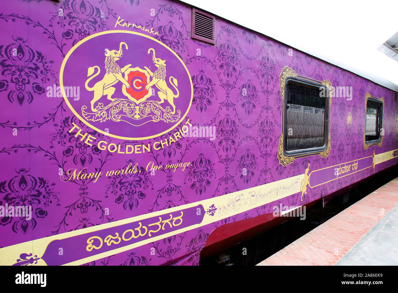 Le chariot d'Or, le luxe indian train stationné à la gare de Bangalore ...