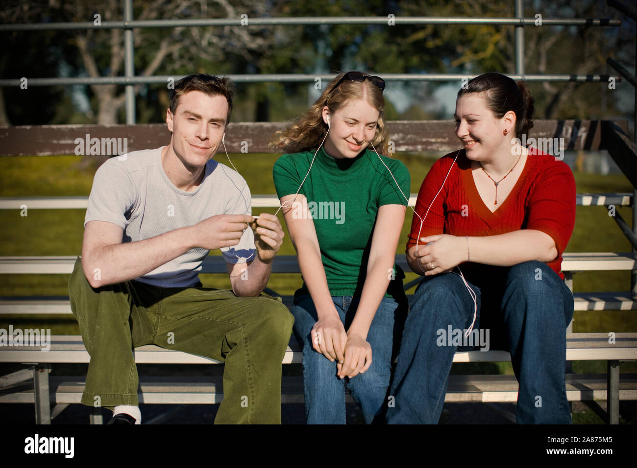 écouter de la musique sur son lecteur mp3 Banque de photographies et d ...