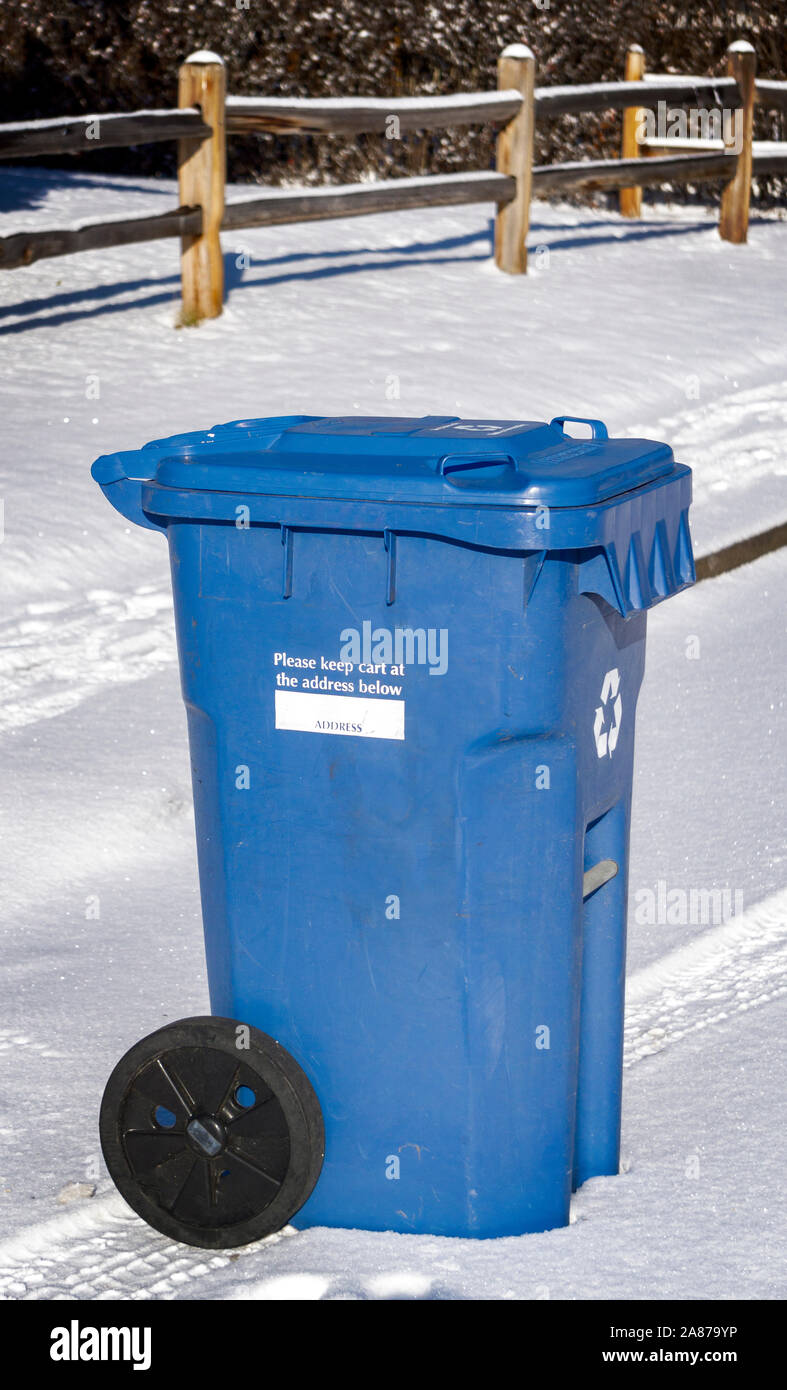 Bac de recyclage bleu Banque de photographies et d’images à haute ...