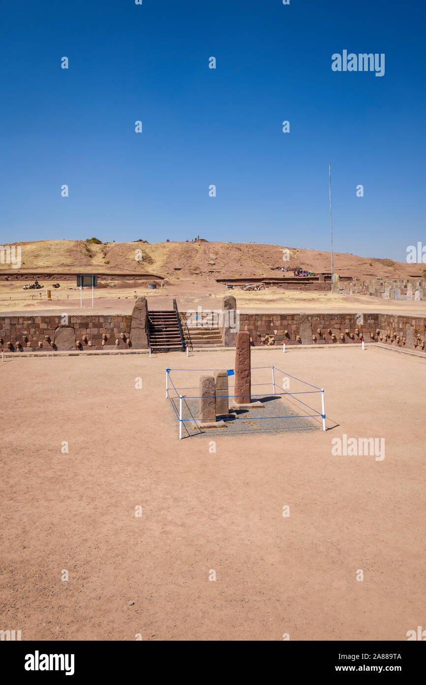 Semi-enterrés avec le Temple Pyramide Akapana en arrière-plan sur le ...