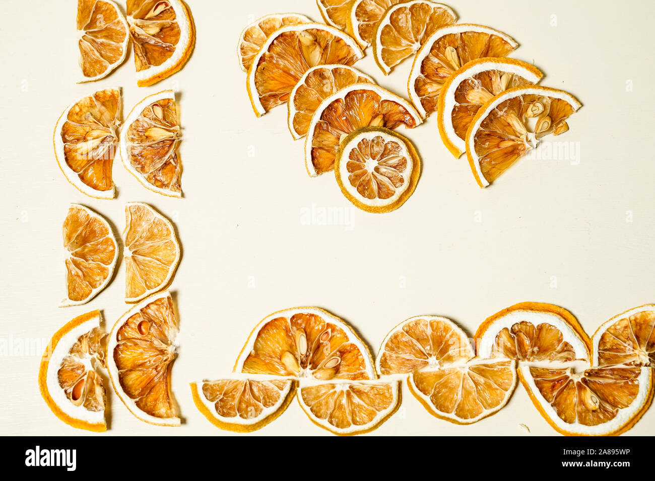 Tranche de citron séché isolé sur le tableau blanc empilés. Concepts d ...