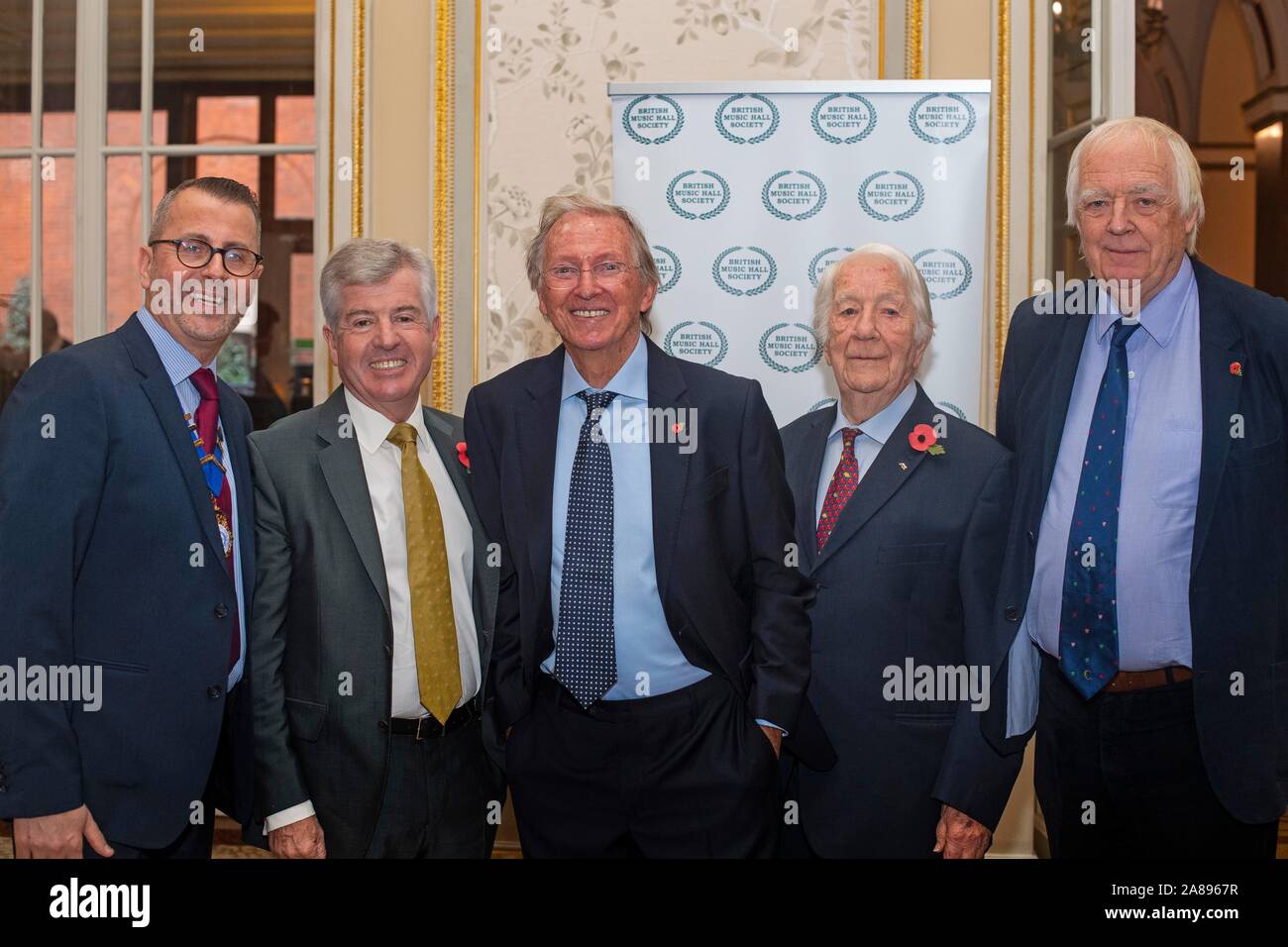 Artiste vétéran Tommy Steele (centre) avec la musique britannique Hall ...