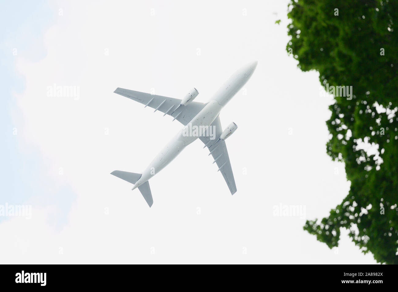 Avions volant à basse altitude Banque de photographies et d’images à ...