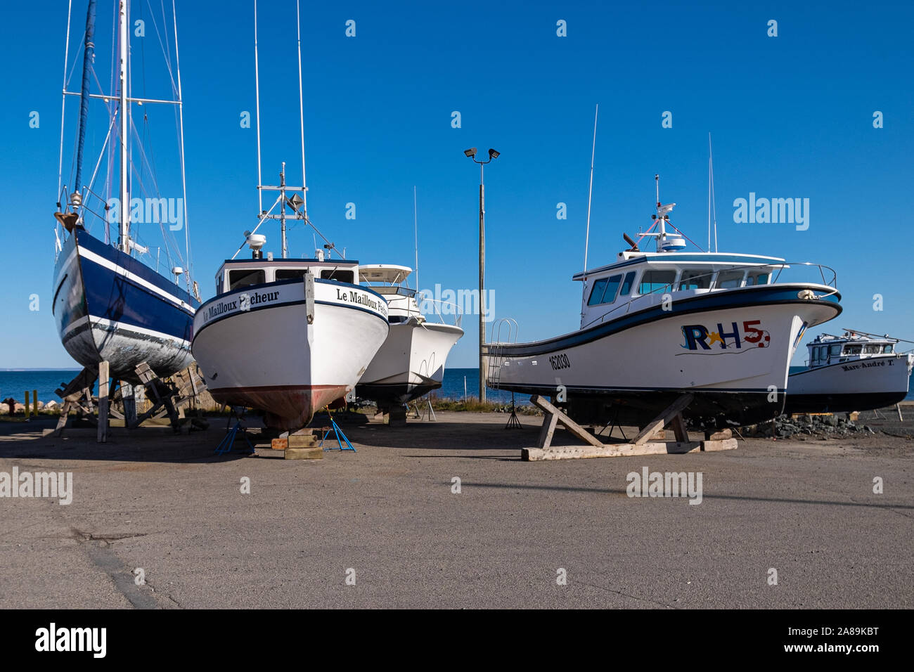 Chalutier de pêche en cale sèche Banque de photographies et d’images à ...