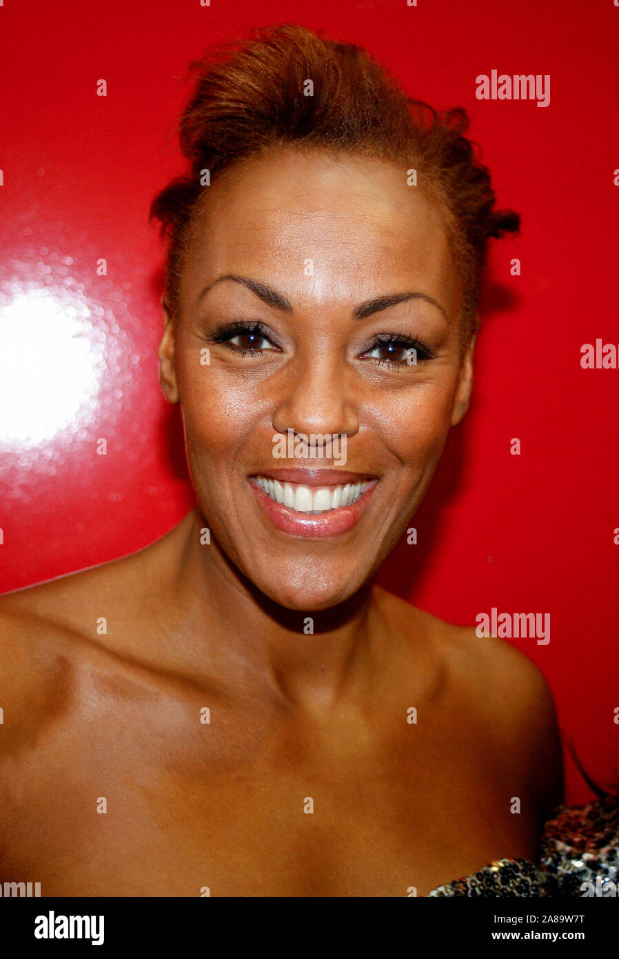 KAYO SHEKONI artiste suédois SÖDERBERG et danseuse et membre du groupe ...