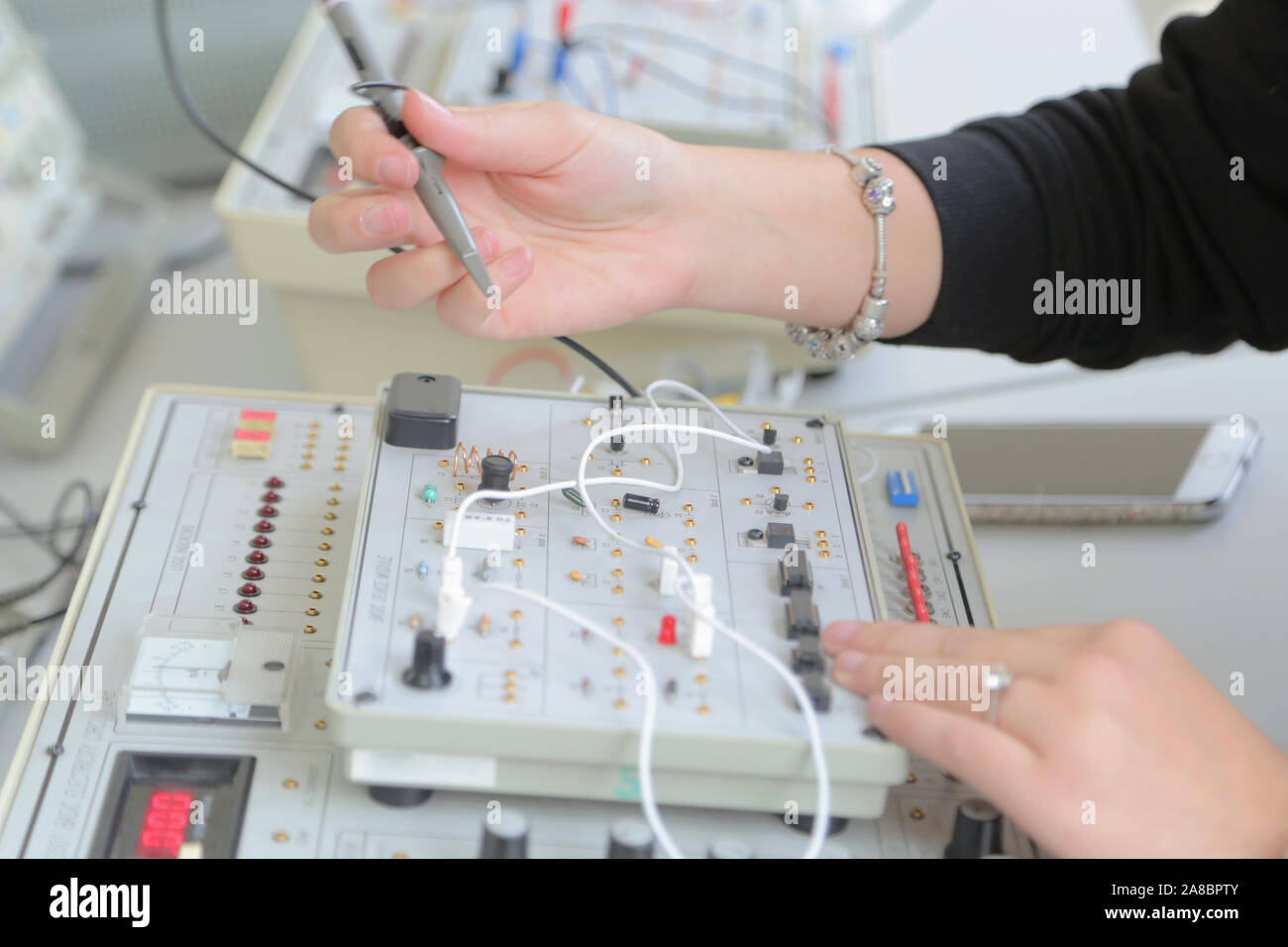 Jeune étudiante en formation technique professionnelle, la leçon de ...