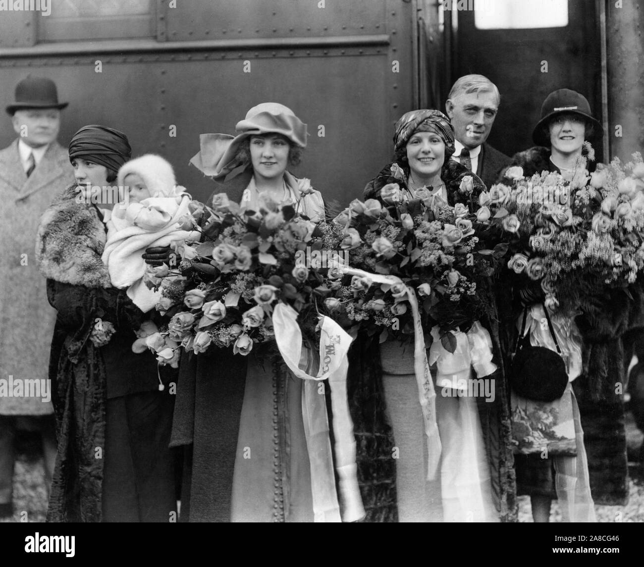 BUSTER Keaton's leading lady Margaret LEAHY (centre) accueilli par ...