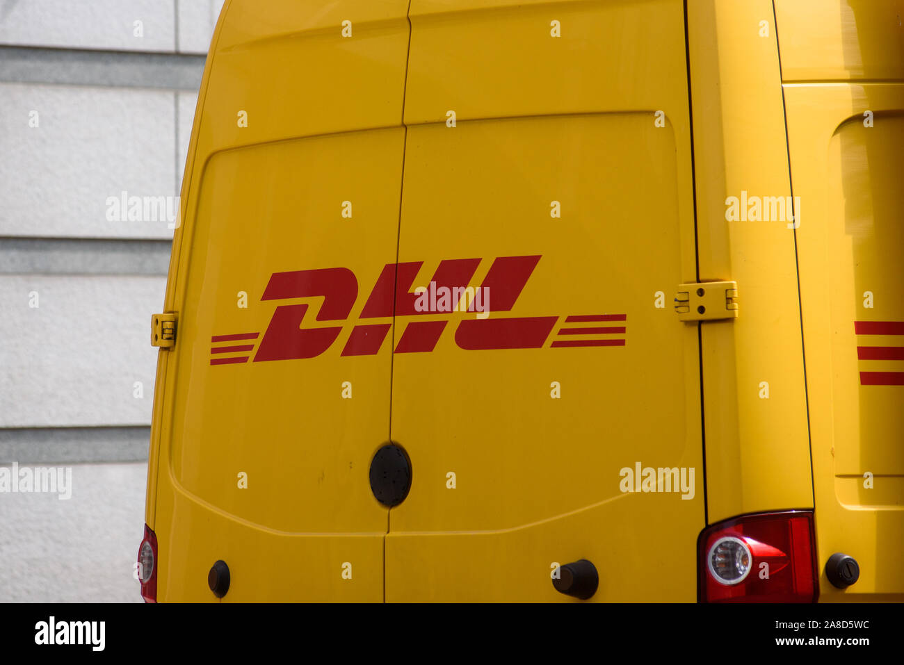 Logo dhl sur van Banque de photographies et d’images à haute résolution ...