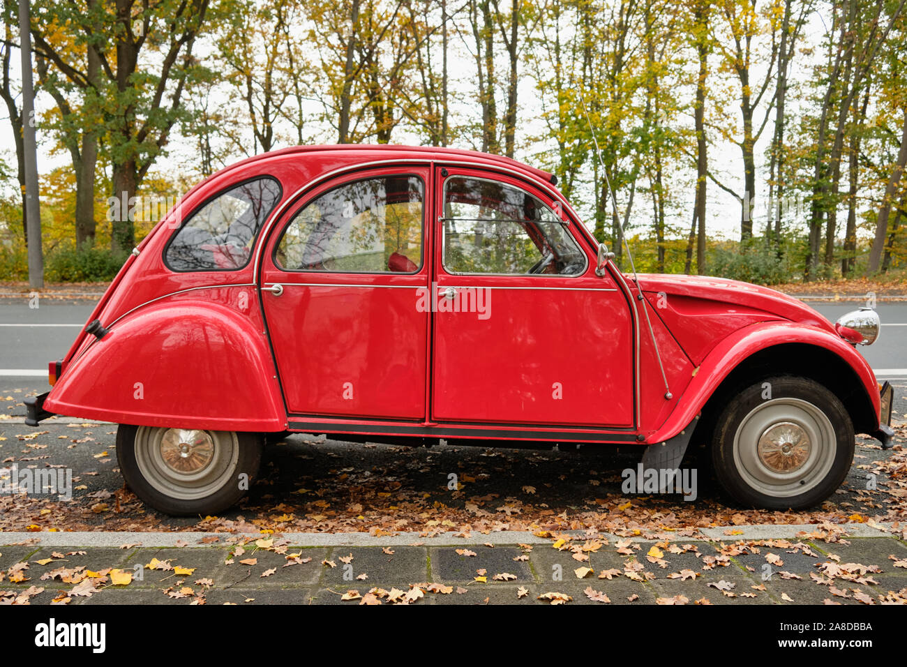 Red Citroen 2cv Banque d'image et photos - Alamy