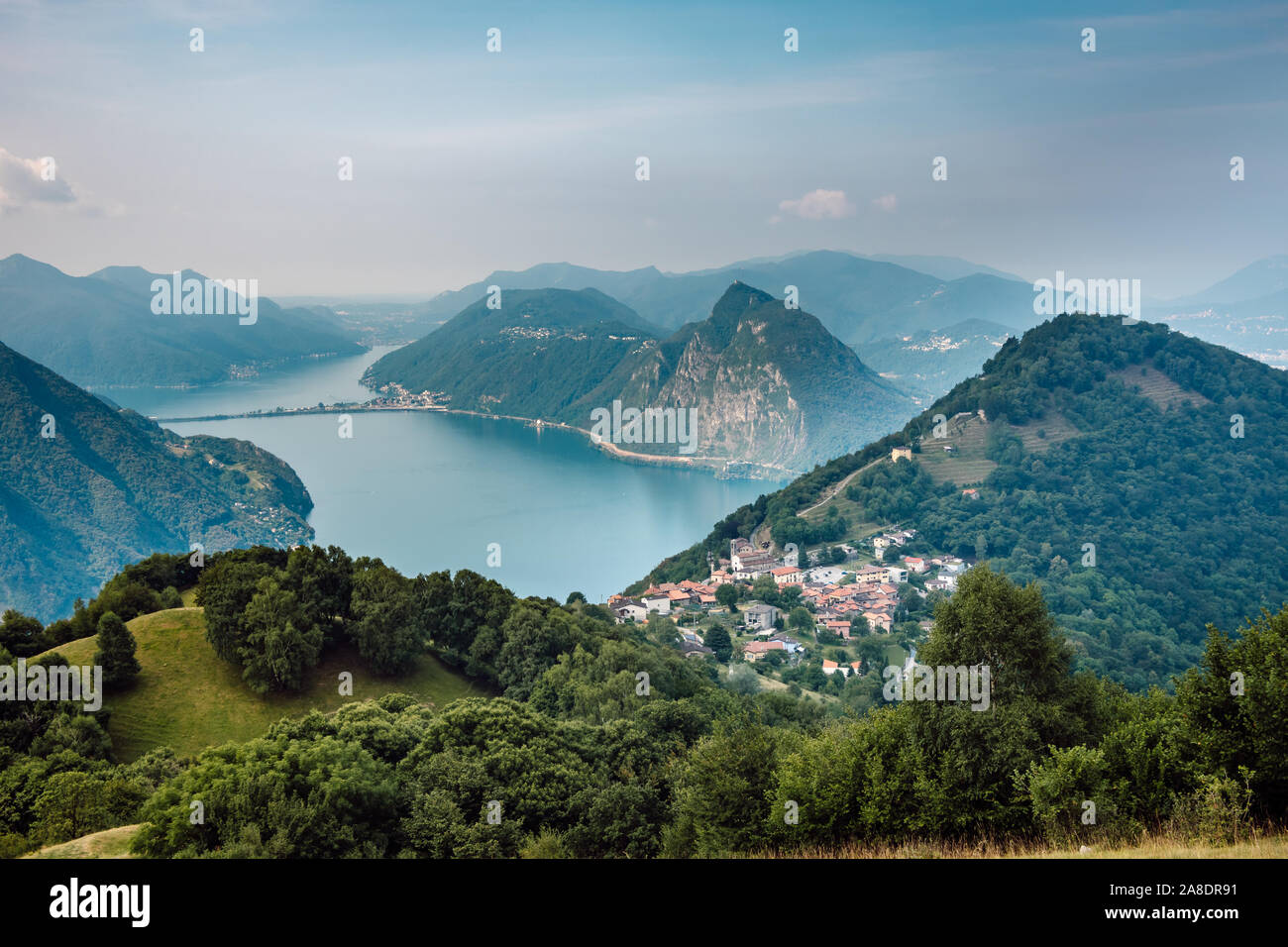 Le village de Bre, Lac de Lugano , et célèbres montagnes de cette ...