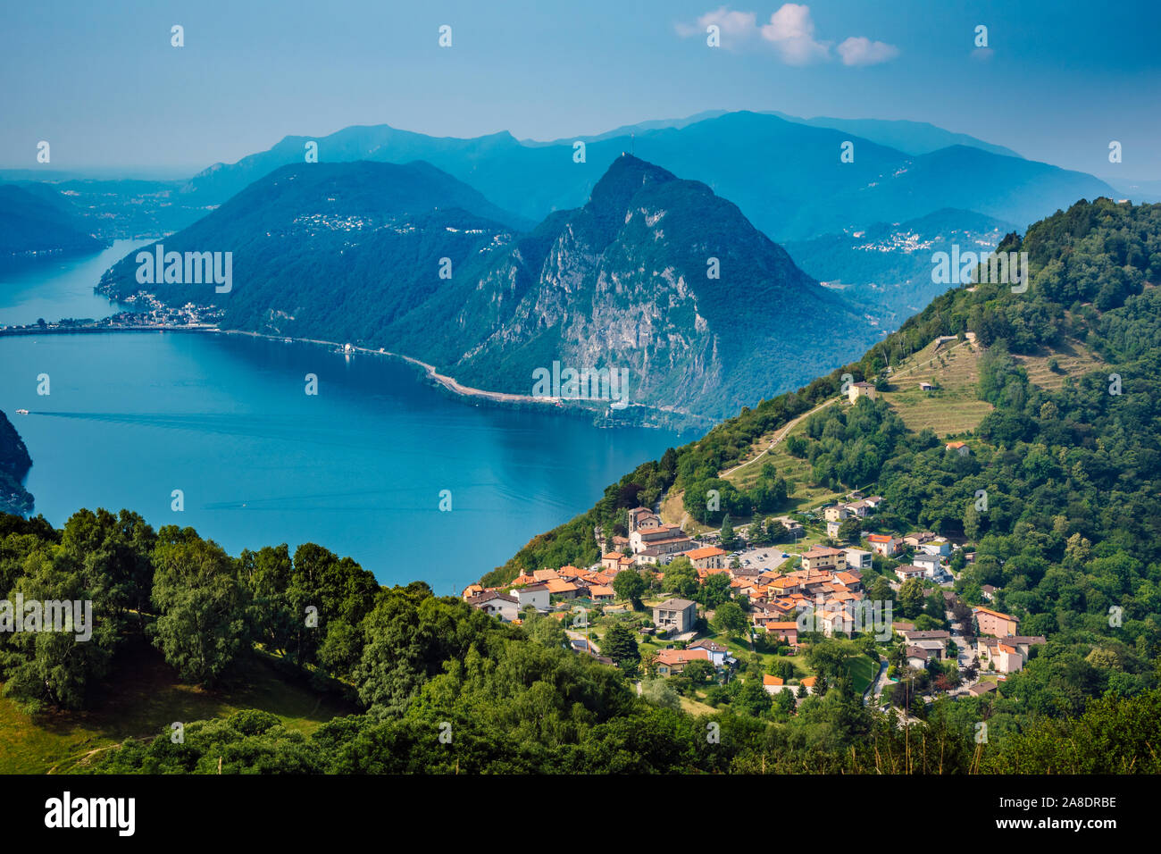 Le village de Bre, Lac de Lugano , et célèbres montagnes de cette ...