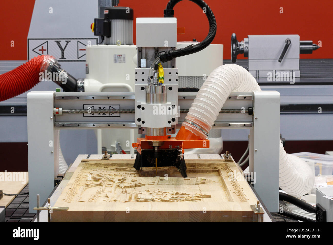 Fraiseuse CNC. Machine pour l'usinage de haute qualité et la gravure de ...