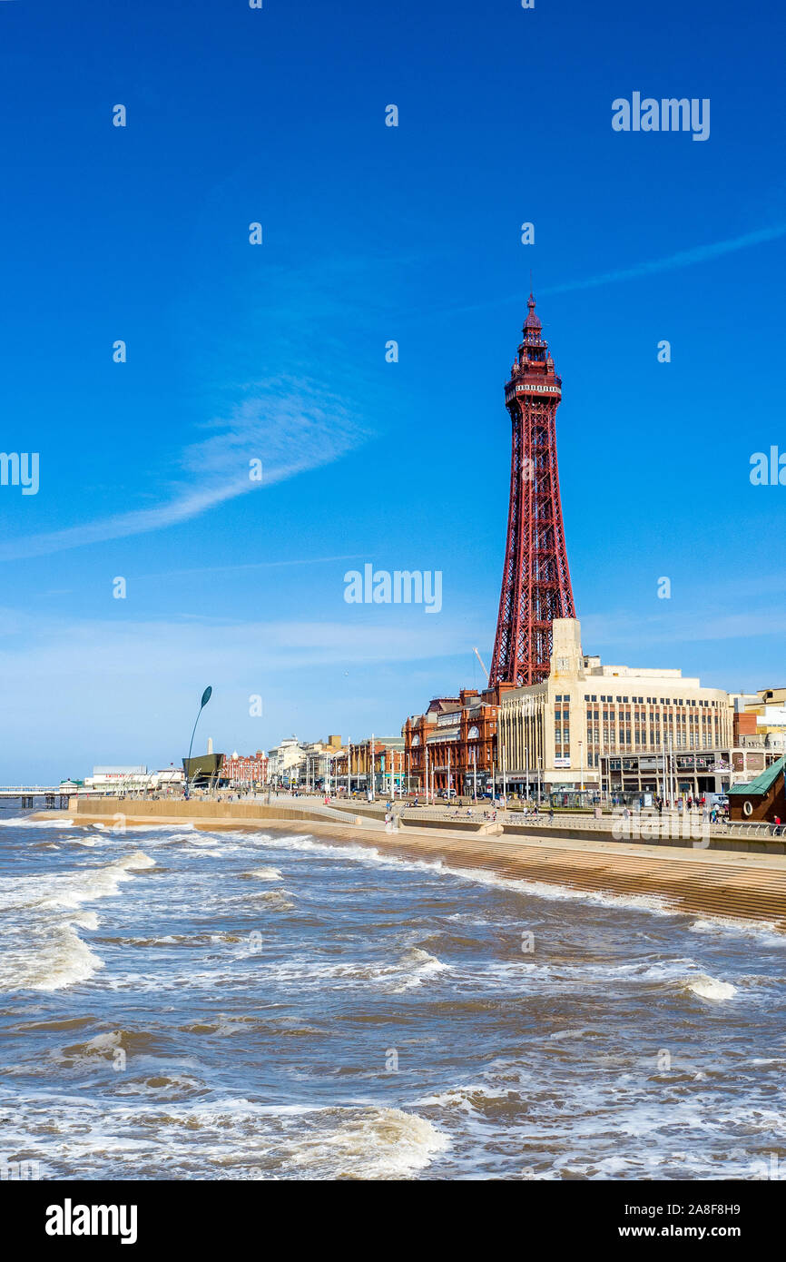 Vues aériennes de la Blackpool Tower dans l'une des stations balnéaires ...