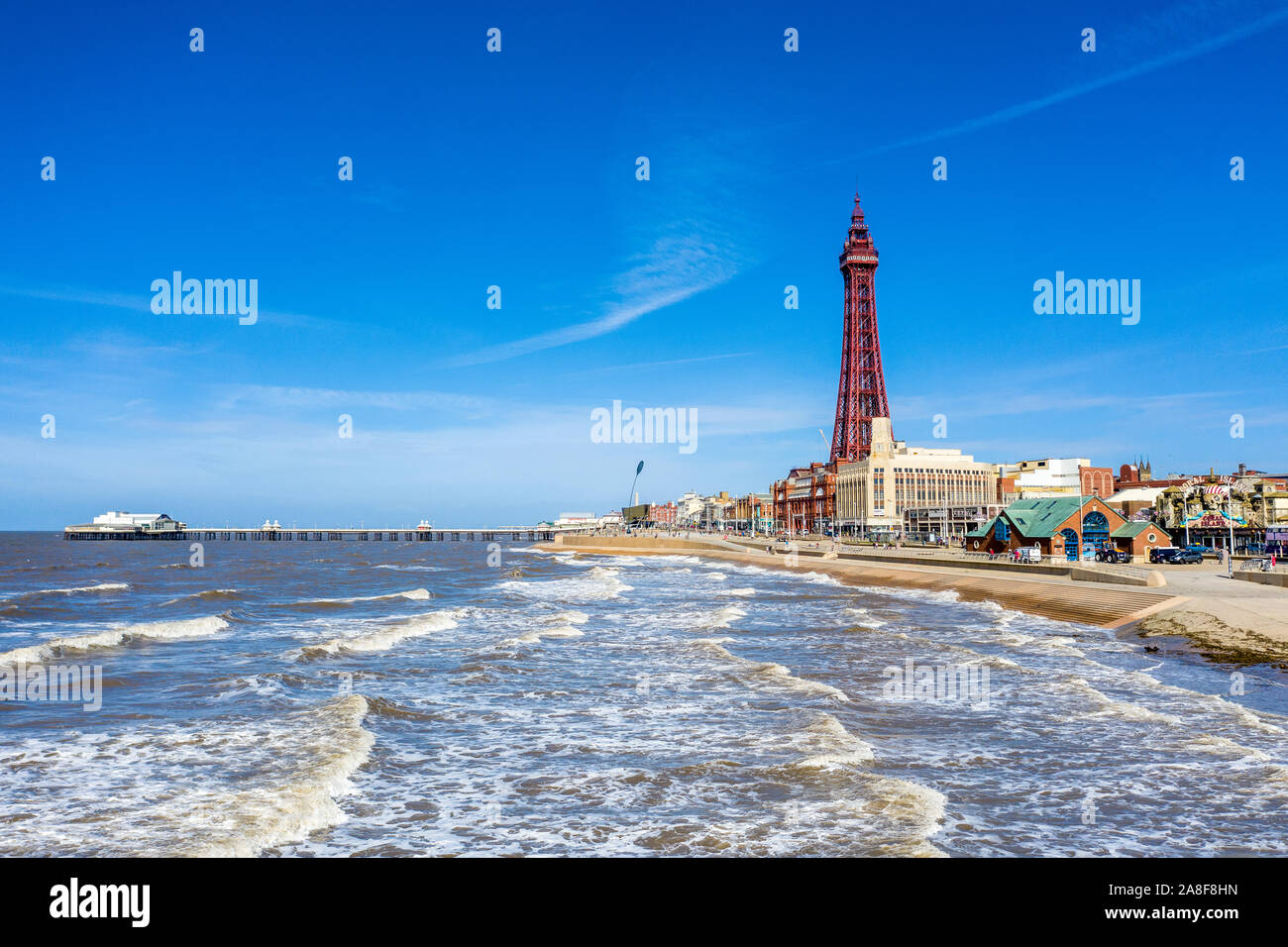 Vues aériennes de la Blackpool Tower dans l'une des stations balnéaires ...