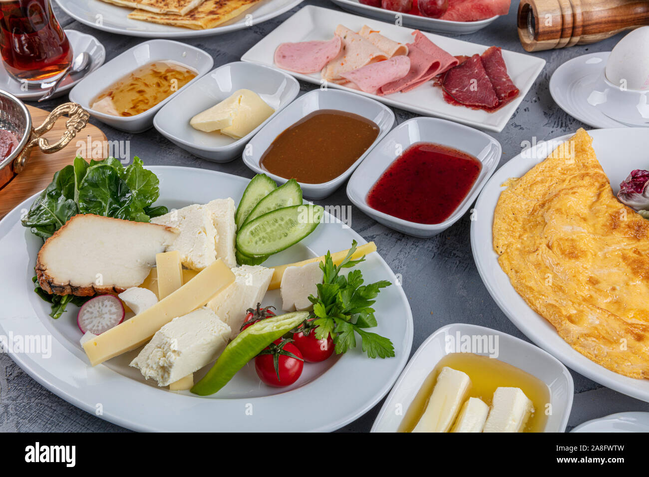 Table de petit-déjeuner turc traditionnel (Serpme Kahvalti). Petit ...