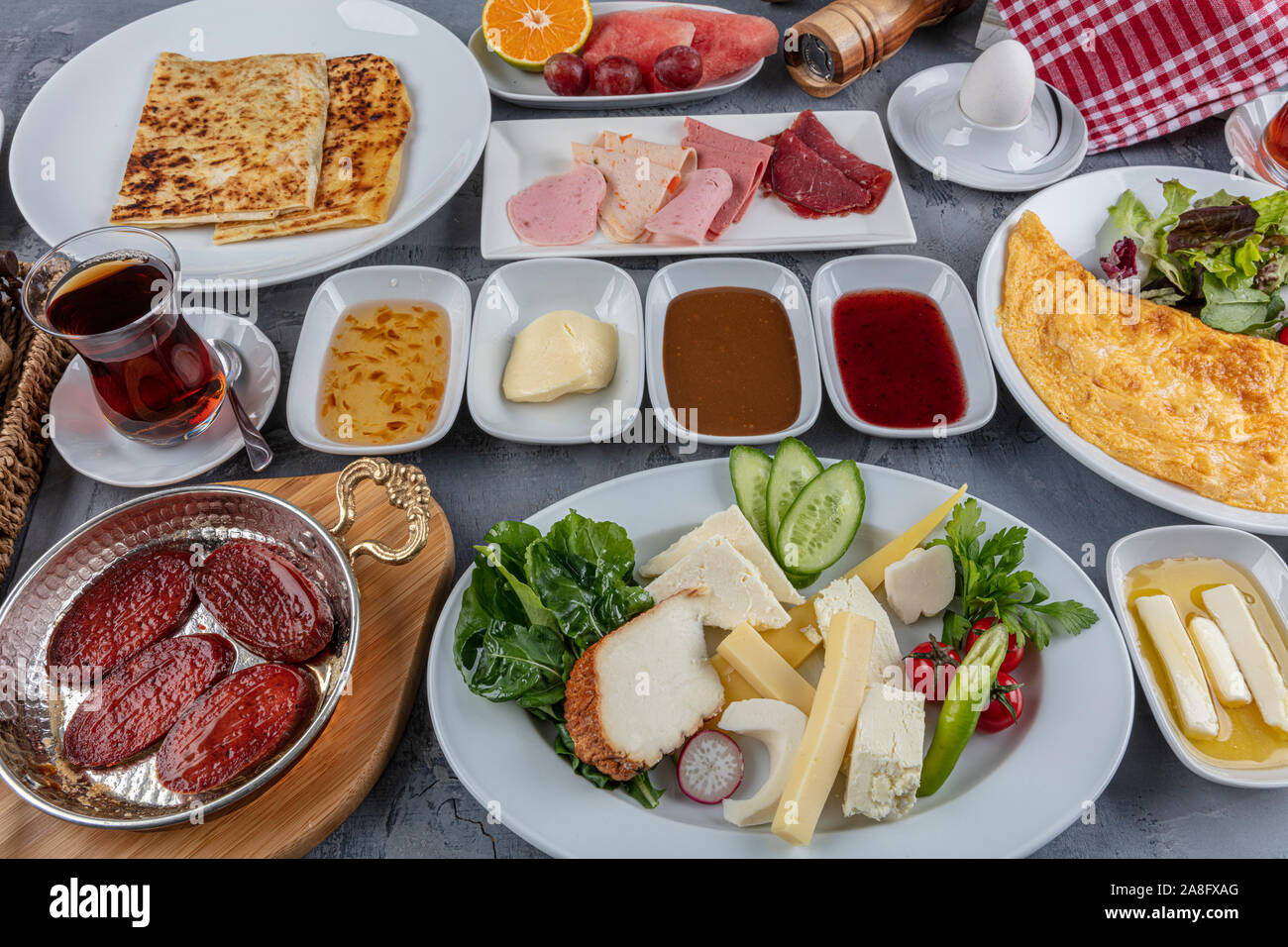 Table de petit-déjeuner turc traditionnel (Serpme Kahvalti). Petit ...