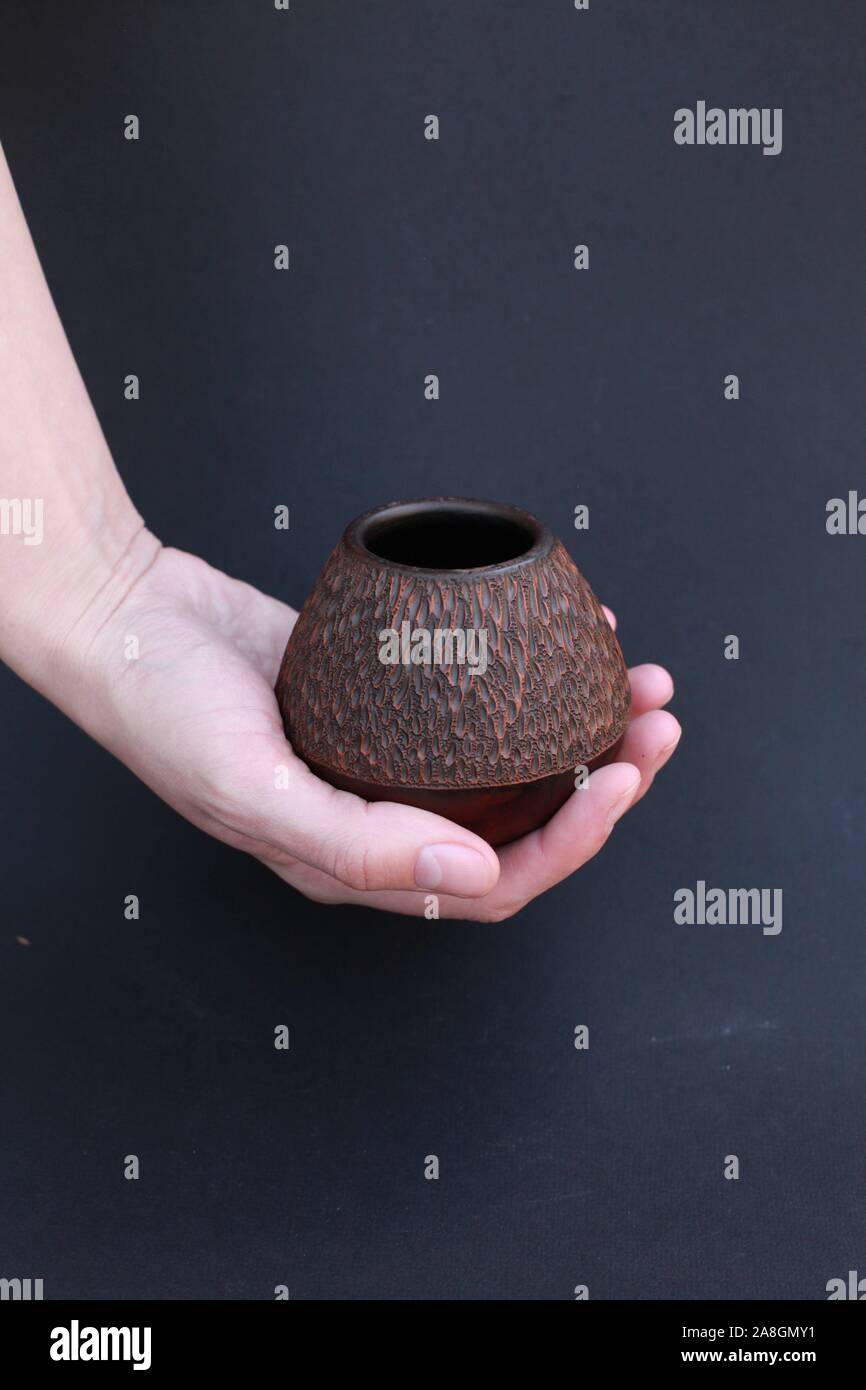 L'argile rouge traditionnelle tasse de thé maté calebasse noire sur ...