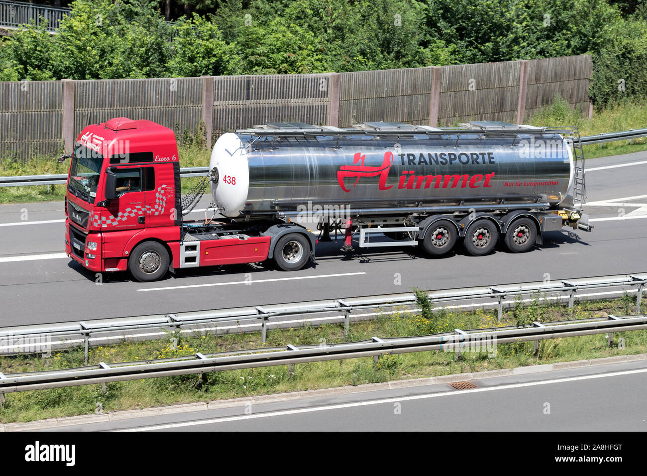 Hümmer MAN TGX avec réservoir remorque sur autoroute Photo Stock - Alamy