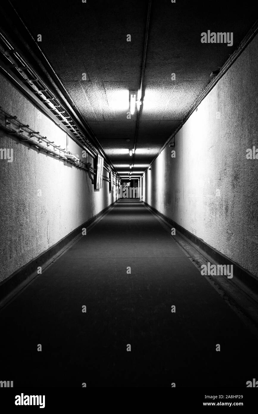 Trappe de tunnel Banque d'images noir et blanc - Alamy