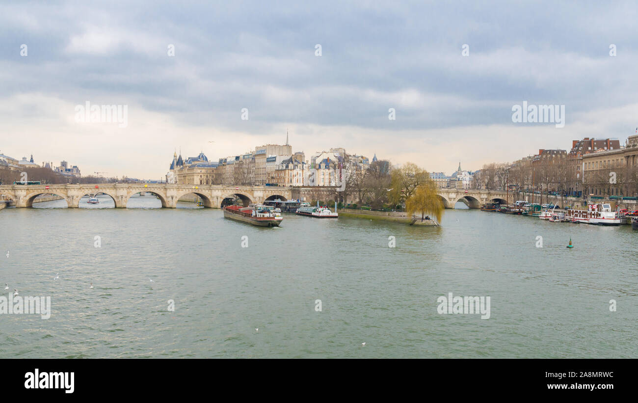 Paris, vue sur la Seine, avec le pont Louis-Philippe et le pont Saint ...