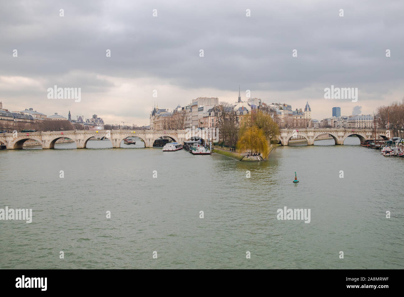 Paris, vue sur la Seine, avec le pont Louis-Philippe et le pont Saint ...