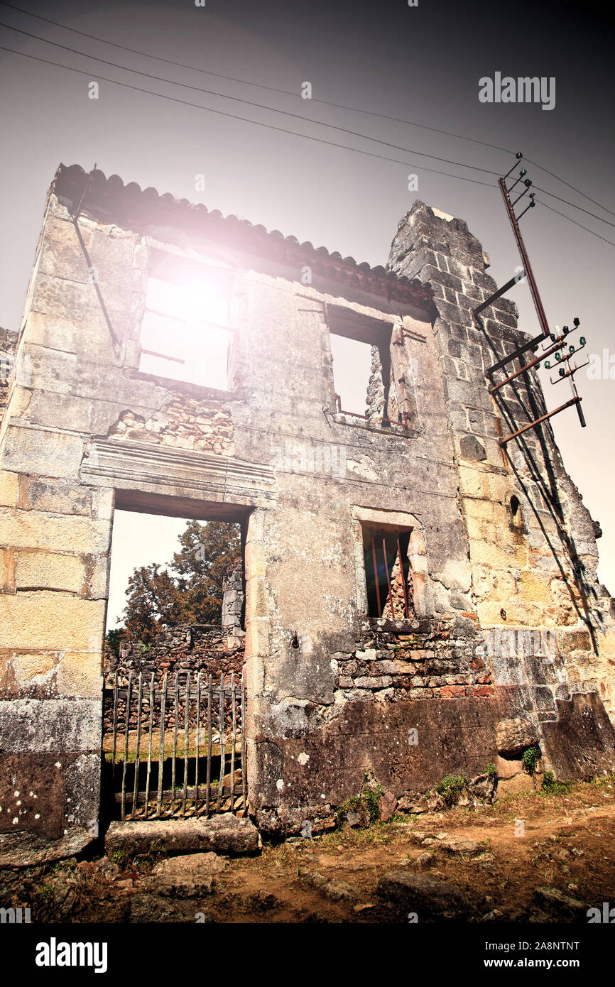 Maison abandonnée au village d'oradour sur glane Banque de ...