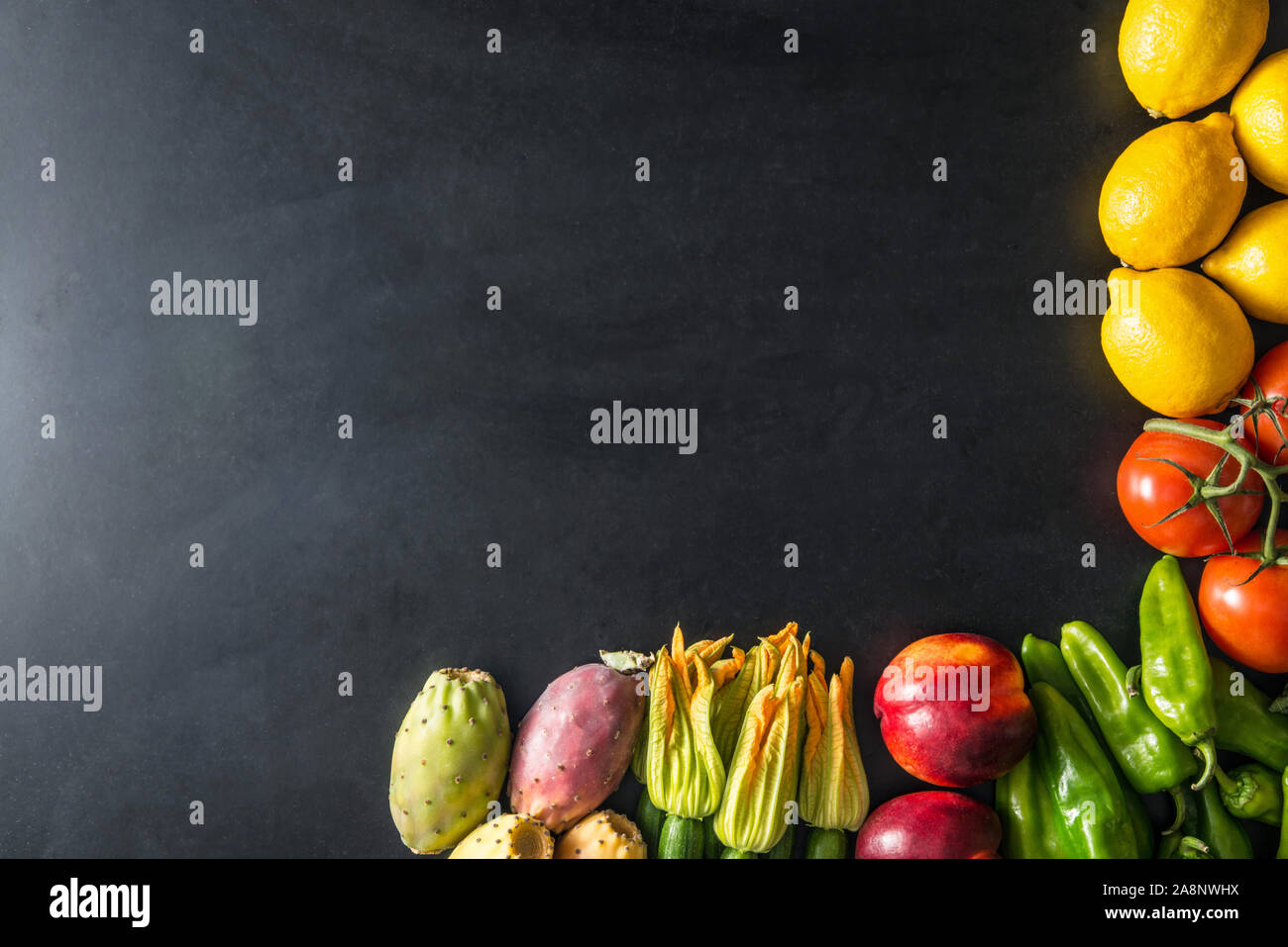 Fleurs et fruits sur fond noir Banque de photographies et d’images à ...