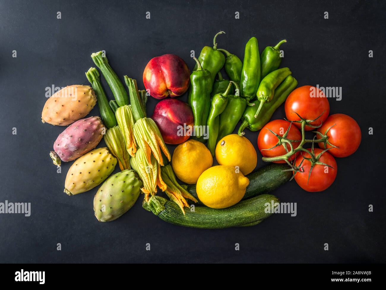 Fleurs et fruits sur fond noir Banque de photographies et d’images à ...
