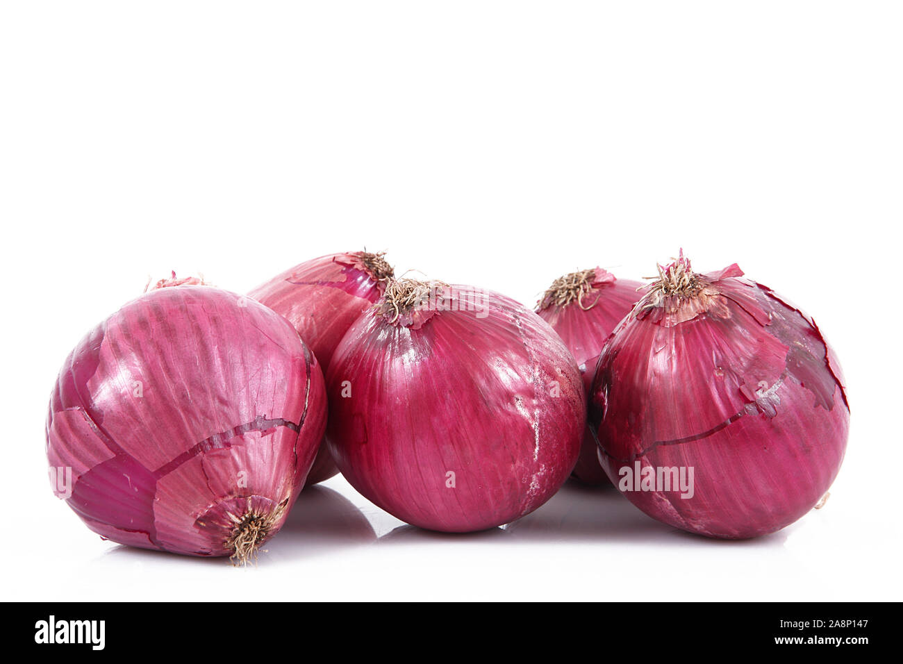 Oignons rouges sur fond blanc Banque de photographies et d’images à ...