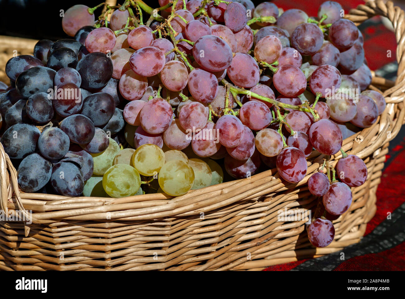 Une grappe de fruits rouges Banque de photographies et d’images à haute ...