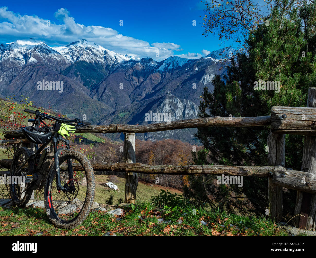 Homme vtt dans les dolomites Banque de photographies et d’images à ...