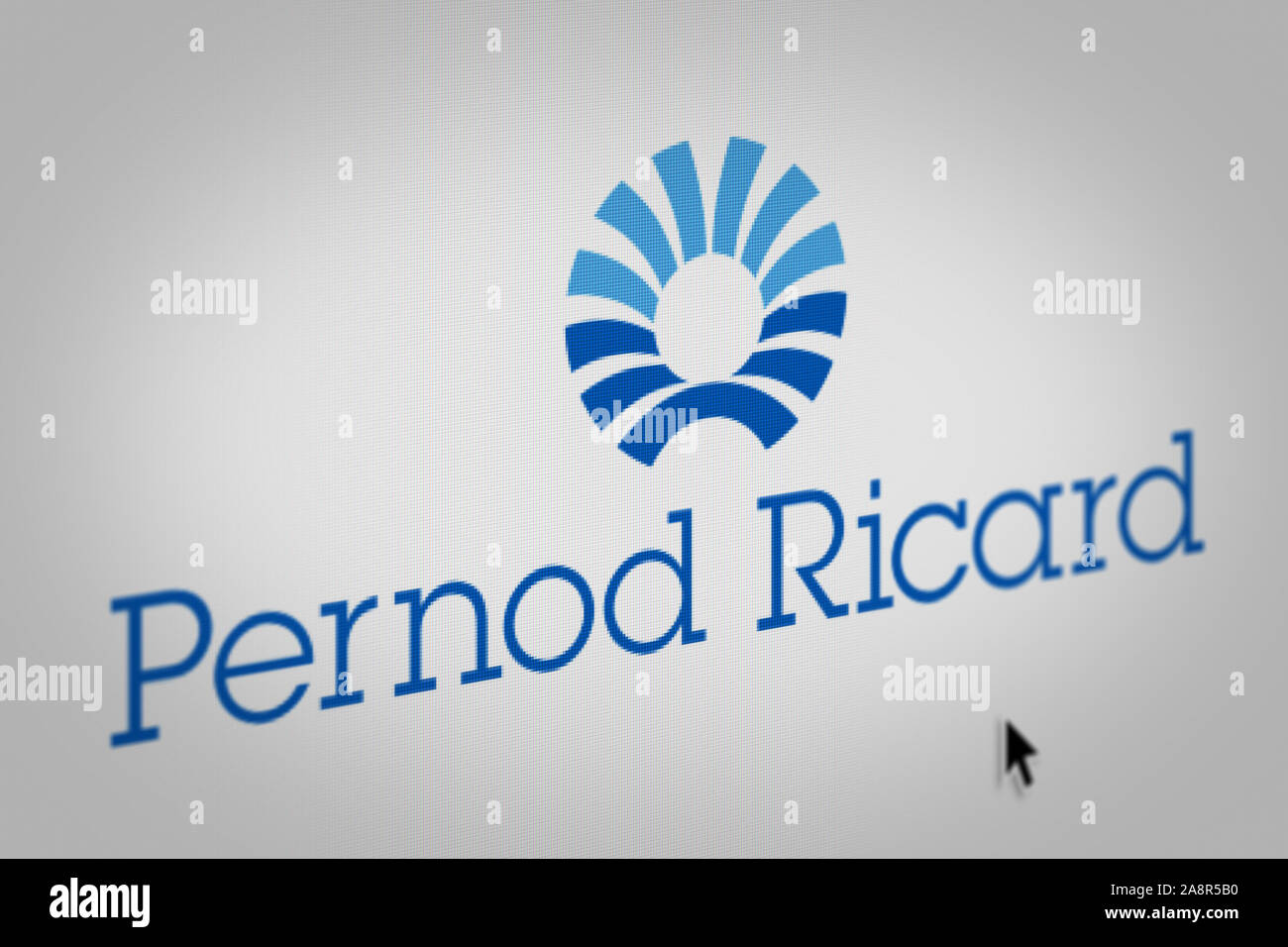 Logo de l'entreprise publique Pernod Ricard affiche sur un écran d ...
