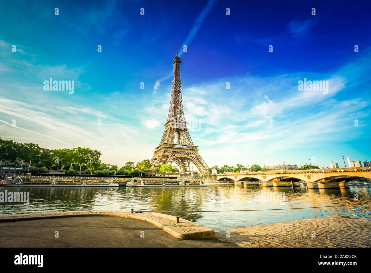 Paris Tour Eiffel se reflétant dans la Seine avec bridge pont dIena à ...