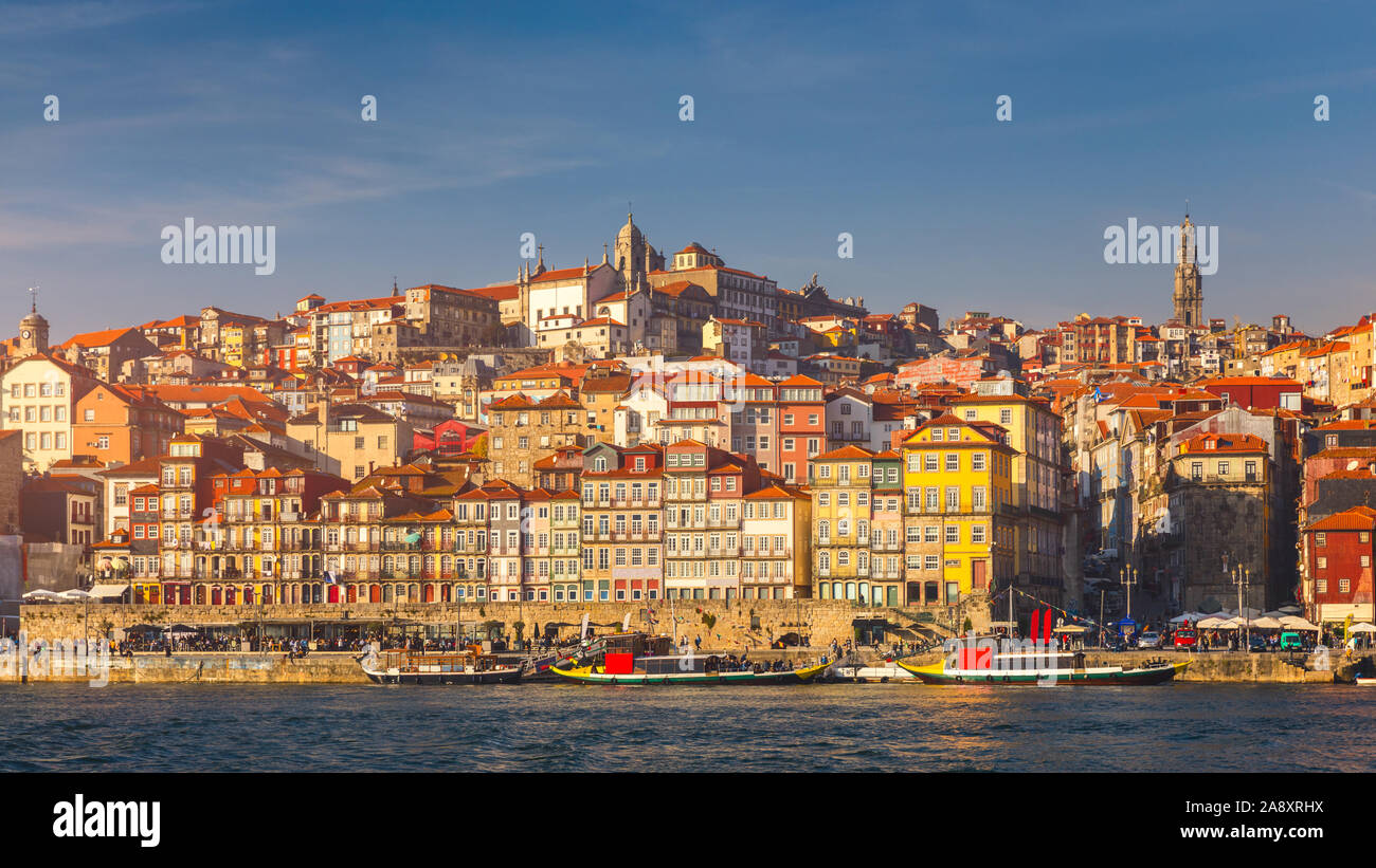 Maisons avec des tuiles rouges Banque de photographies et d’images à ...