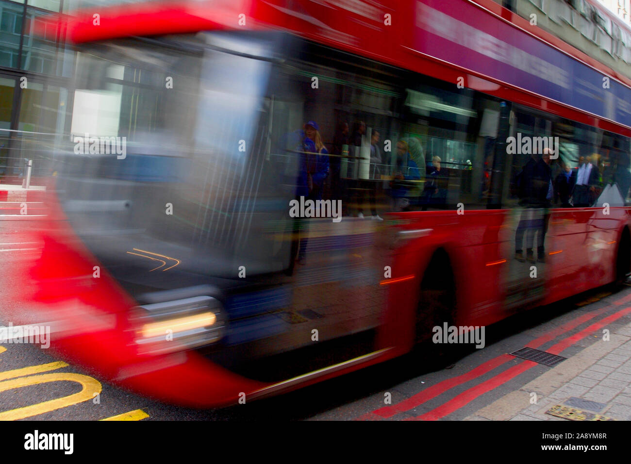 Bus londres rouge floue Banque de photographies et d’images à haute ...