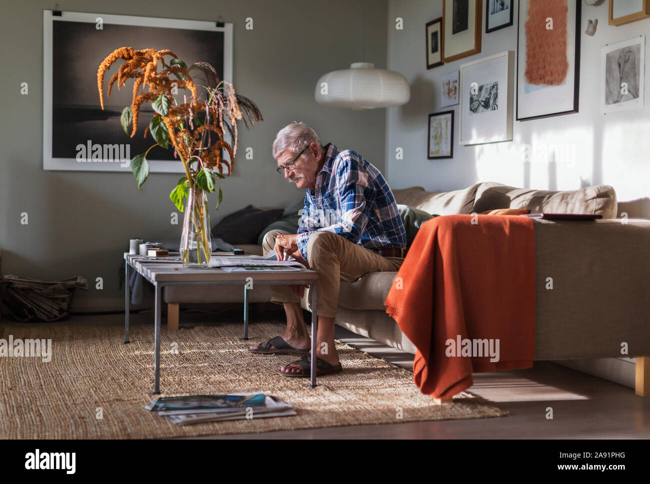 Old man reading magazine sitting Banque de photographies et d’images à ...