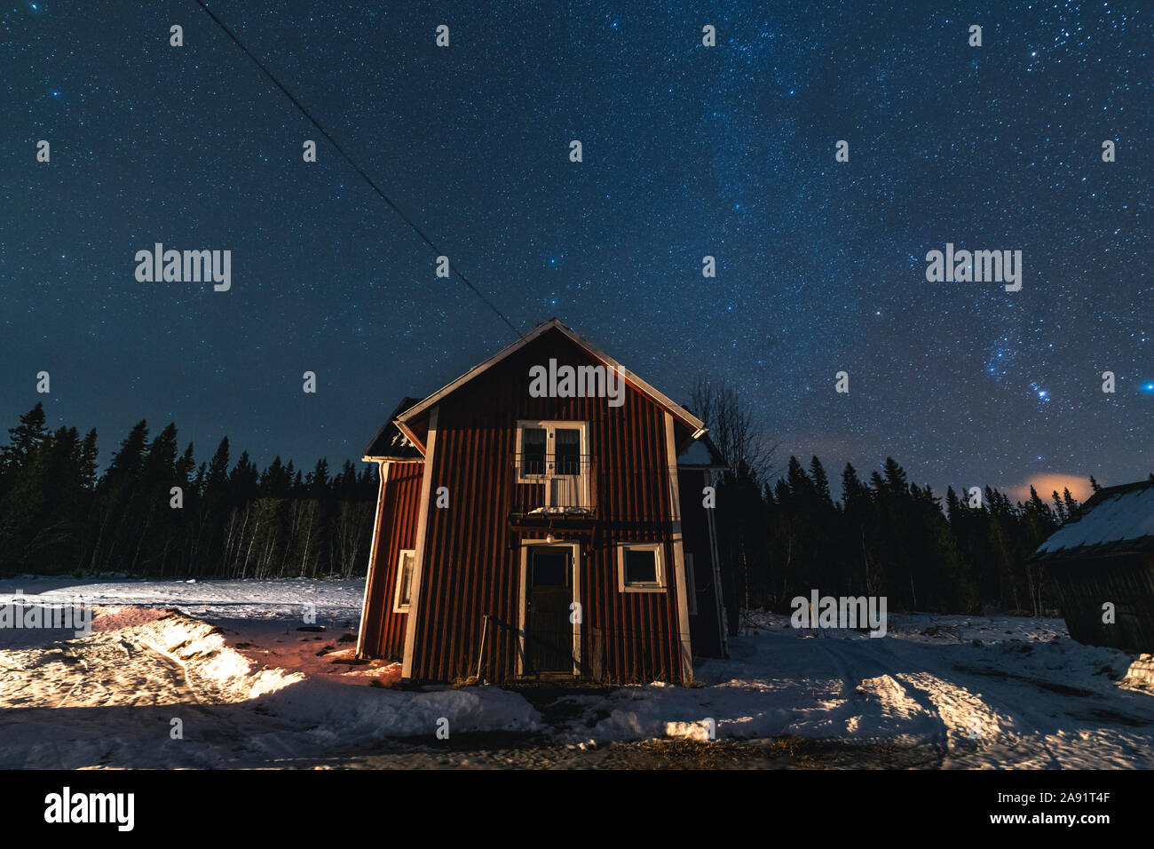 Maison nuit d'hiver forêt Banque de photographies et d’images à haute ...