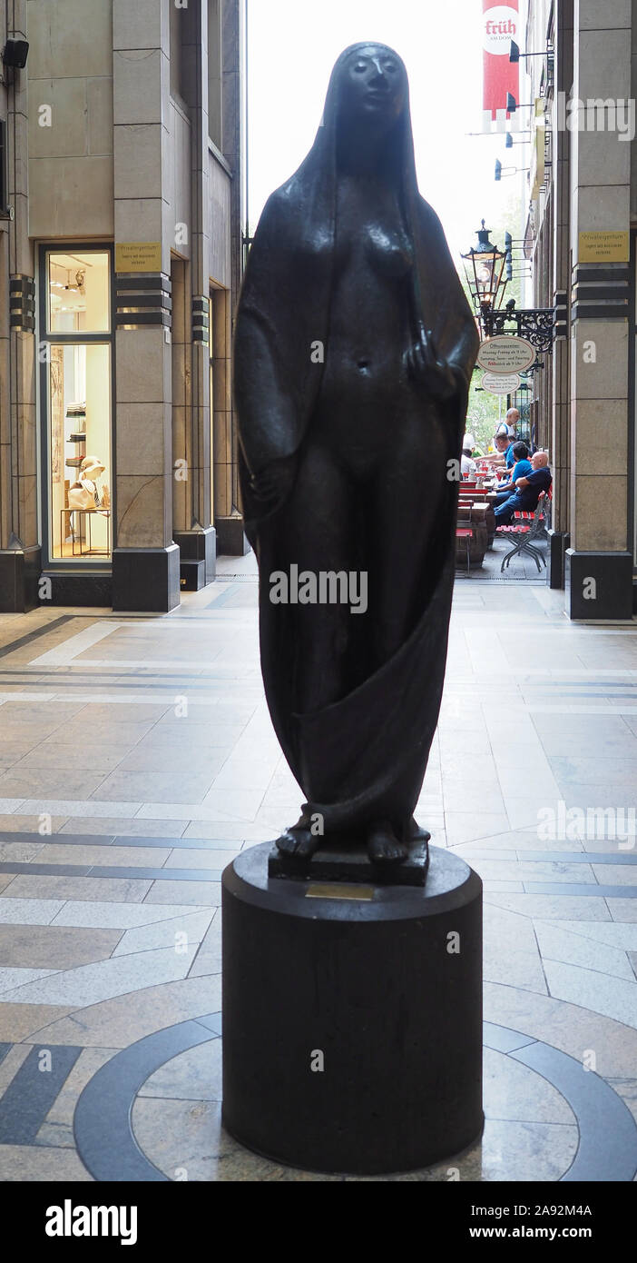 KOELN, ALLEMAGNE - circa 2019 AOÛT : Gaïa II statue par le sculpteur ...