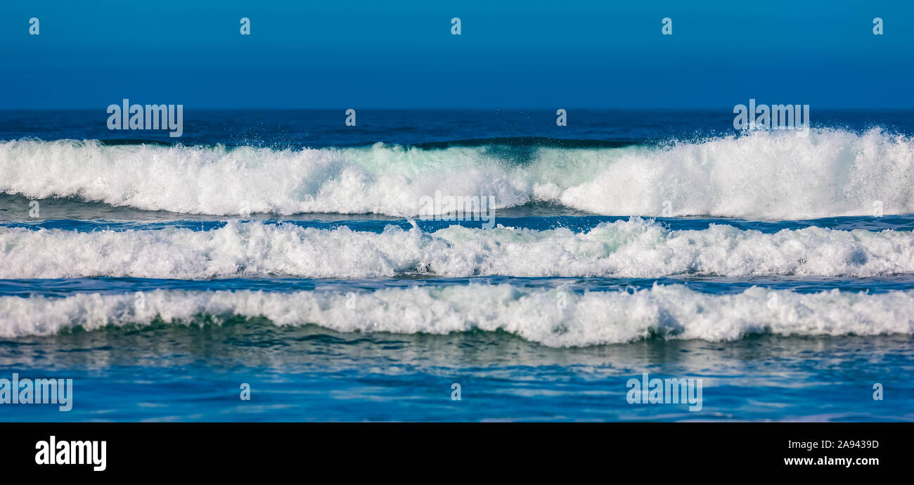 Vagues rouleaux se brisant sur le rivage de la plage Banque de ...