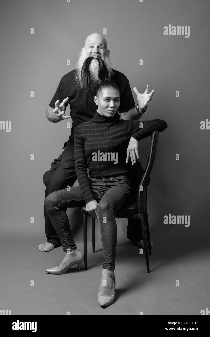 Homme chauve barbu mature avec jeune femme transgenre ensemble en noir et blanc Photo Stock - Alamy