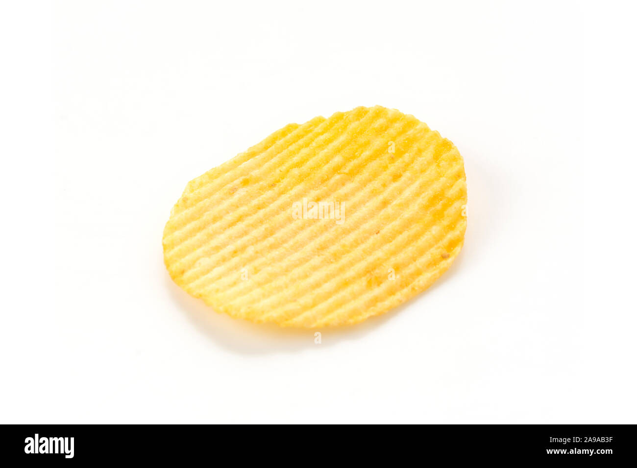 Tranches de pommes de terre se transformer en chips croustillantes ...