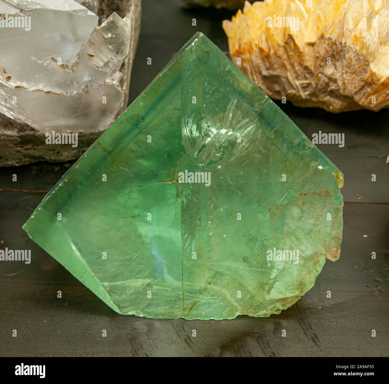 Cristal de fluorure de calcium Banque de photographies et d’images à ...