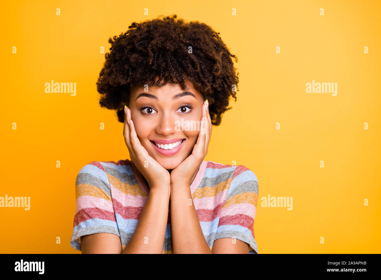 La photo en gros plan de l'Attrait fascinant assez doux superbe jeune ...