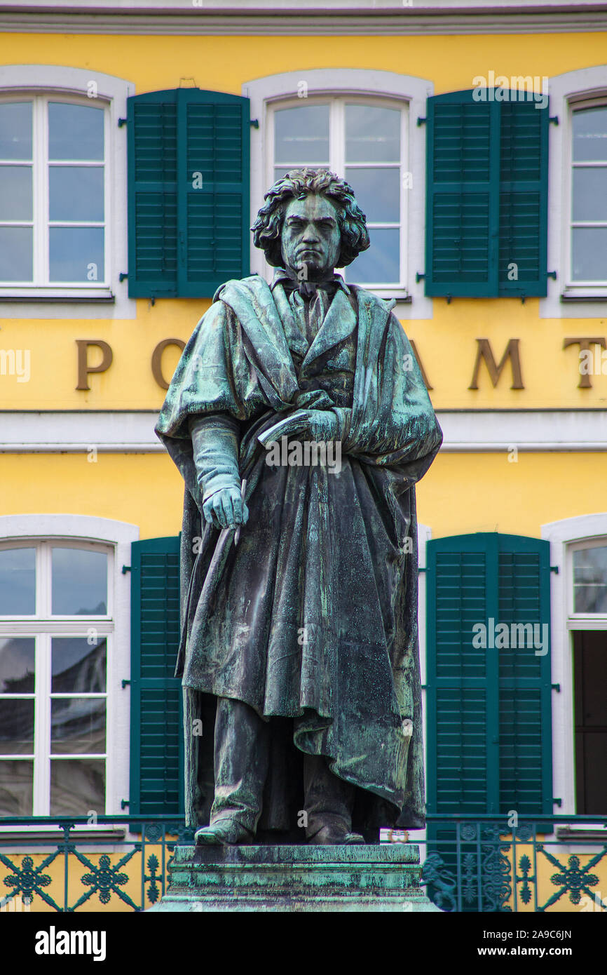 Une statue de Ludwig van Beethoven en photo en face d'un ancien palais ...