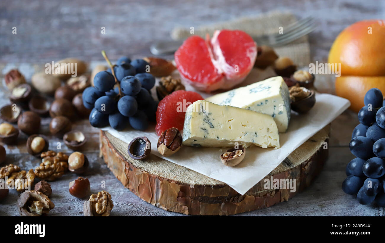Jeu de fromage aux noix et fruits. Régime céto. Snack-céto. Jeu de céto ...