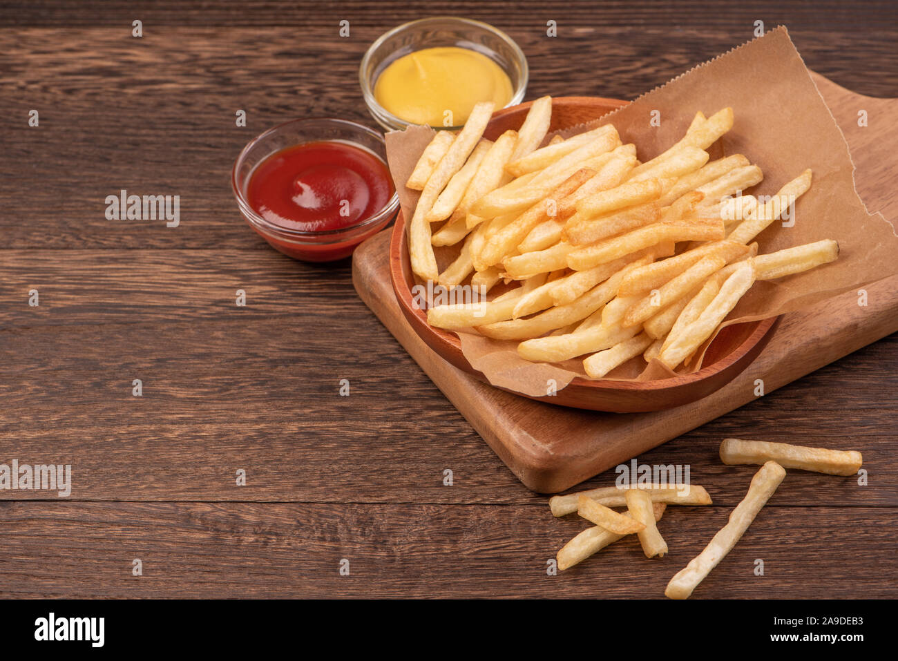 Golden yummy des frites sur du papier cuisson kraft et plateau de ...